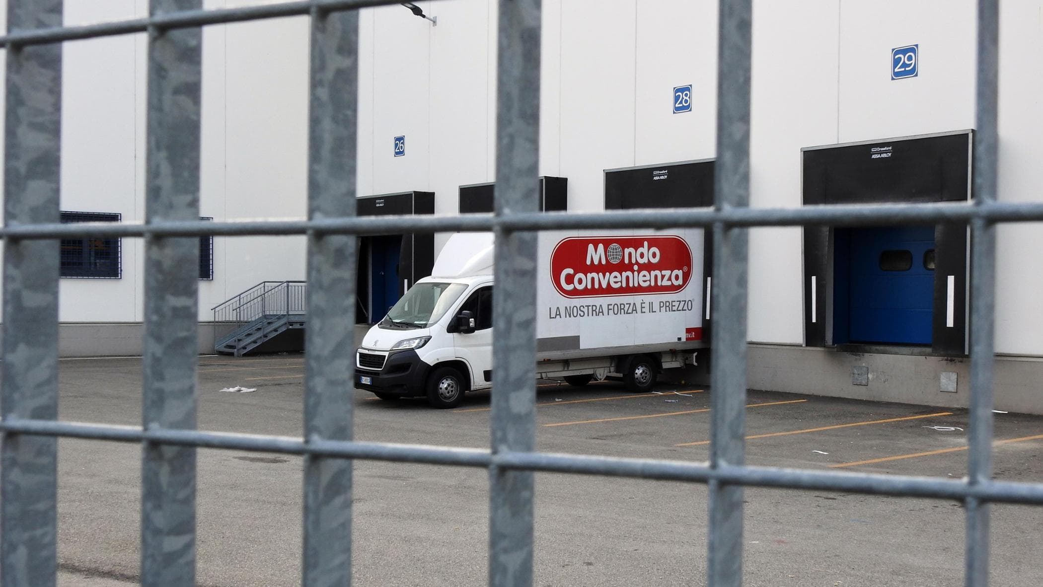 Rubano la cassaforte di Mondo Convenienza e seminano i carabinieri - la ...