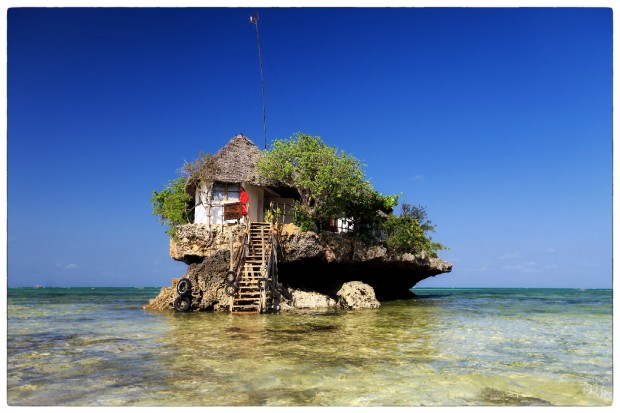 Zanzibar, una pasto tra le onde: il ristorante è sullo scoglio - la ...