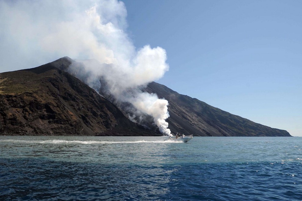 Spettacolo Stromboli, la lava incontra il mare - la Repubblica