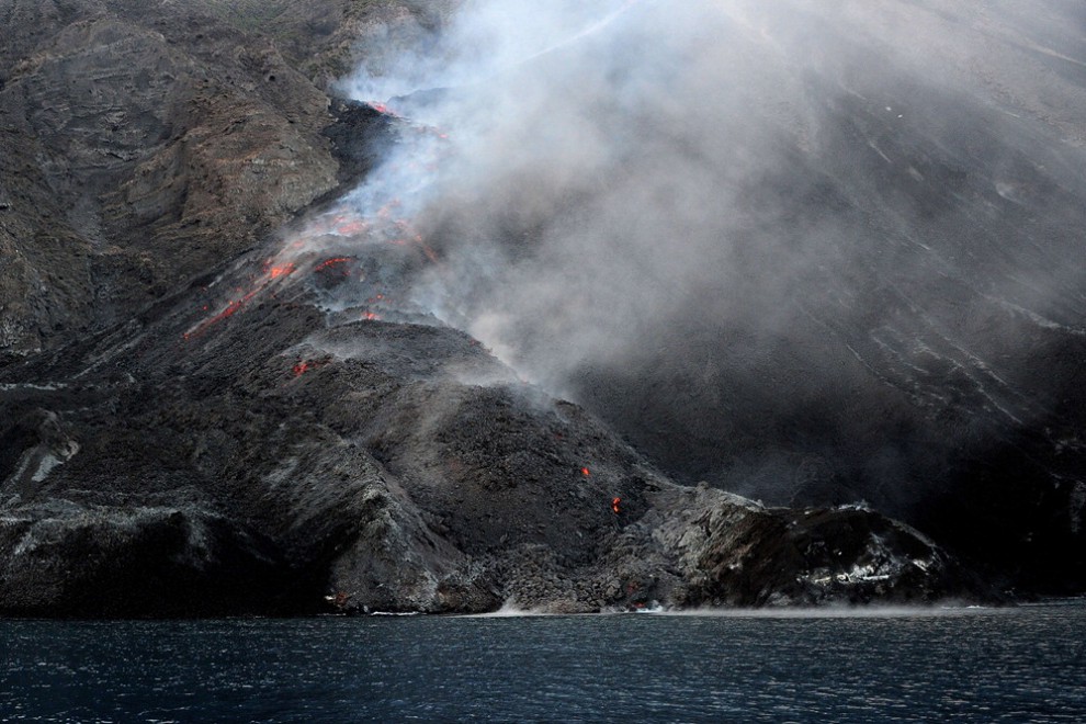 Spettacolo Stromboli, la lava incontra il mare - la Repubblica