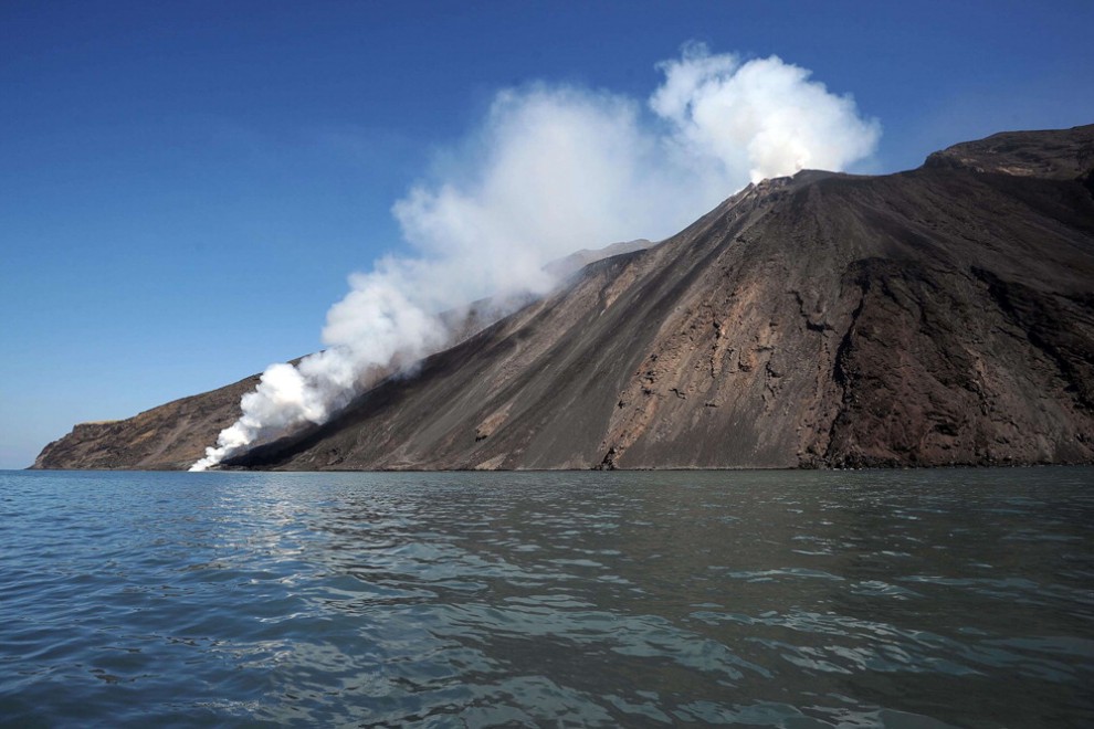 Spettacolo Stromboli, la lava incontra il mare - la Repubblica