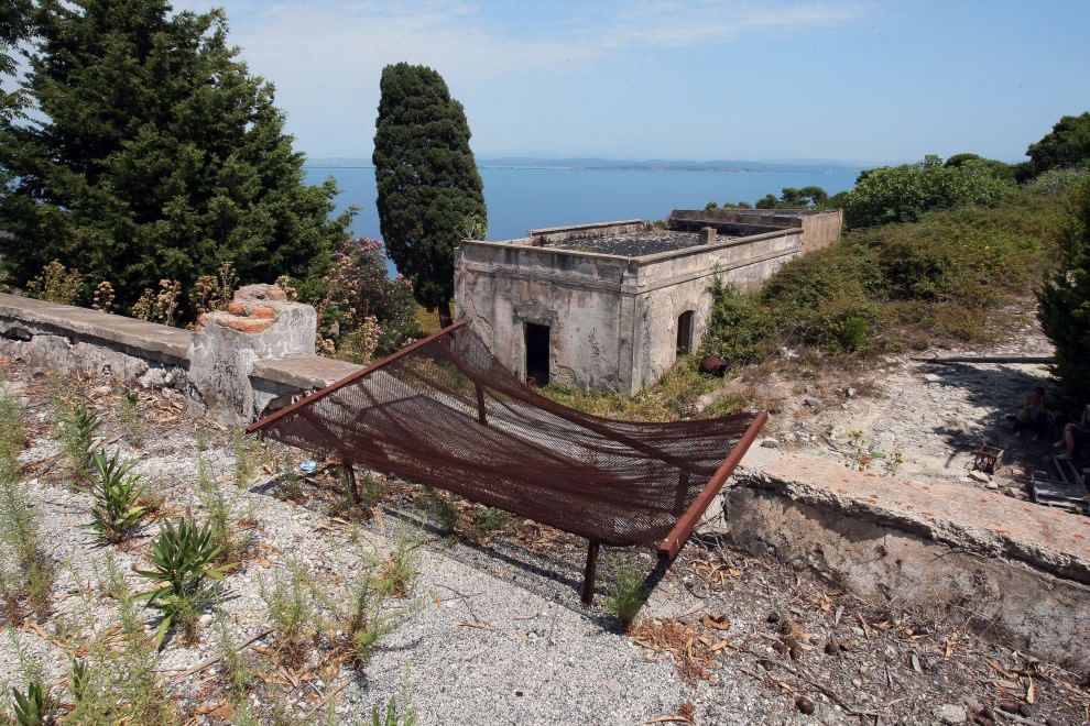 Albania. Saseno: mare e resti di Guerra Fredda - la Repubblica
