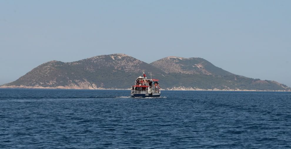 Albania. Saseno: mare e resti di Guerra Fredda - la Repubblica