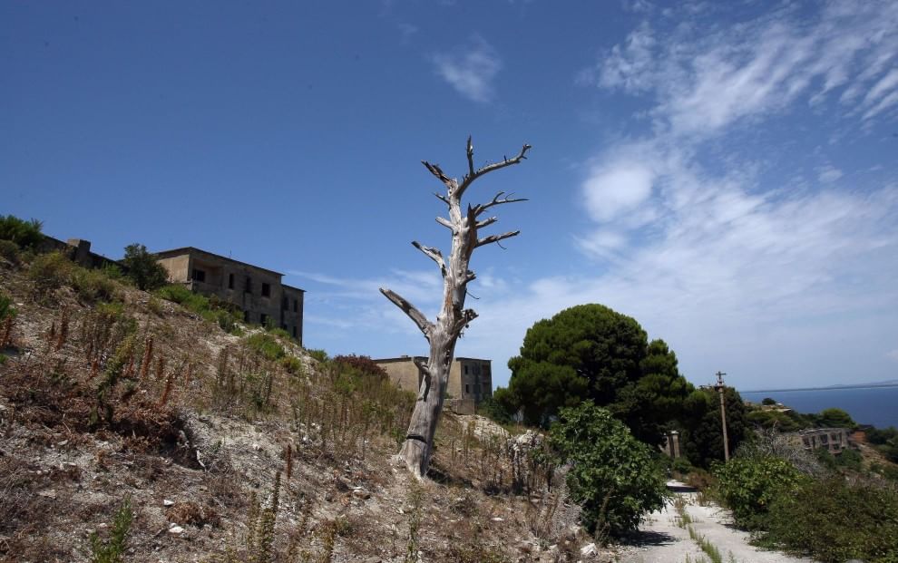 Albania. Saseno: mare e resti di Guerra Fredda - la Repubblica