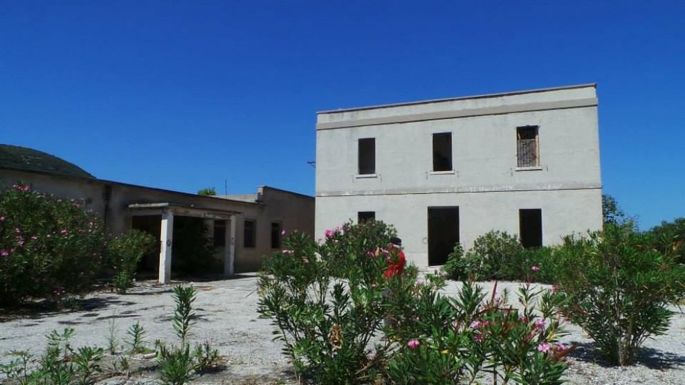 Albania. Saseno: mare e resti di Guerra Fredda - la Repubblica