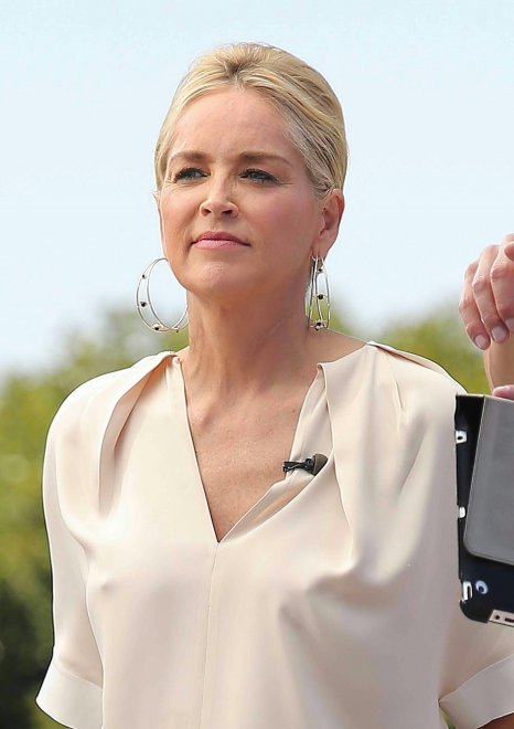 A 57 anni Sharon Stone posa per Harper's Bazaar - la Repubblica