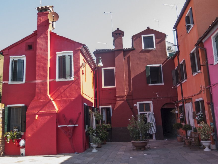 Burano cambia pelle: bodypainting tra le case colorate - la Repubblica