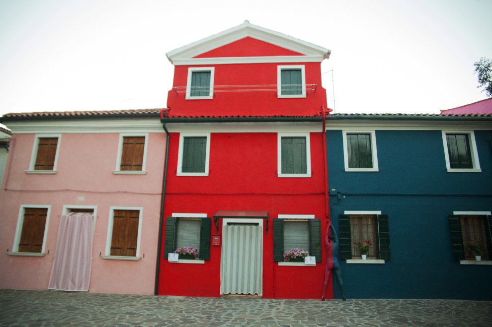 Burano cambia pelle: bodypainting tra le case colorate - la Repubblica