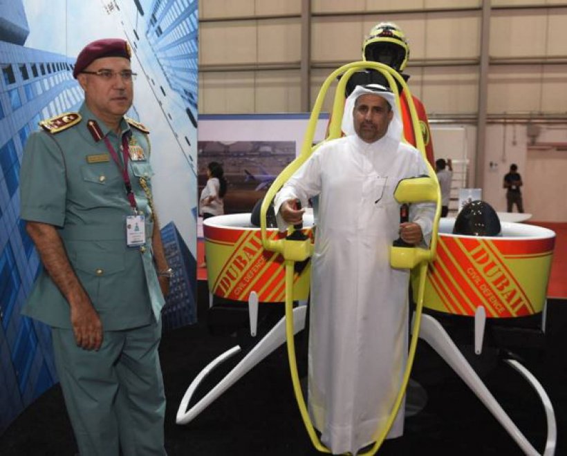 Dubai, i vigili del fuoco volano con i jetpack - la Repubblica