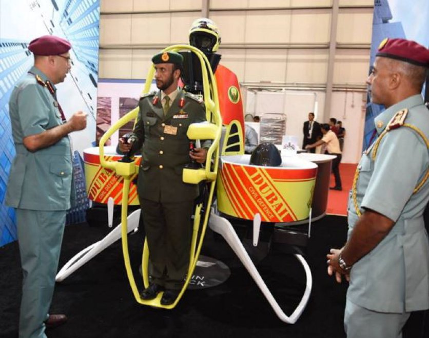 Dubai, i vigili del fuoco volano con i jetpack - la Repubblica