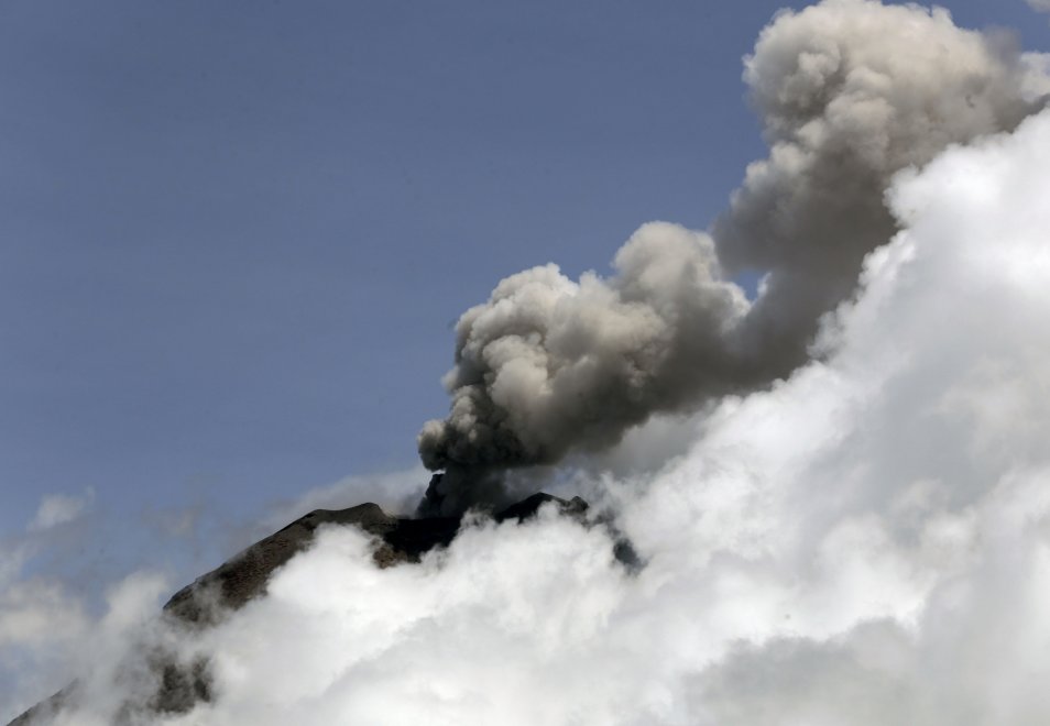 Ecuador, il vulcano Tungurahua si accende: la spettacolare eruzione ...