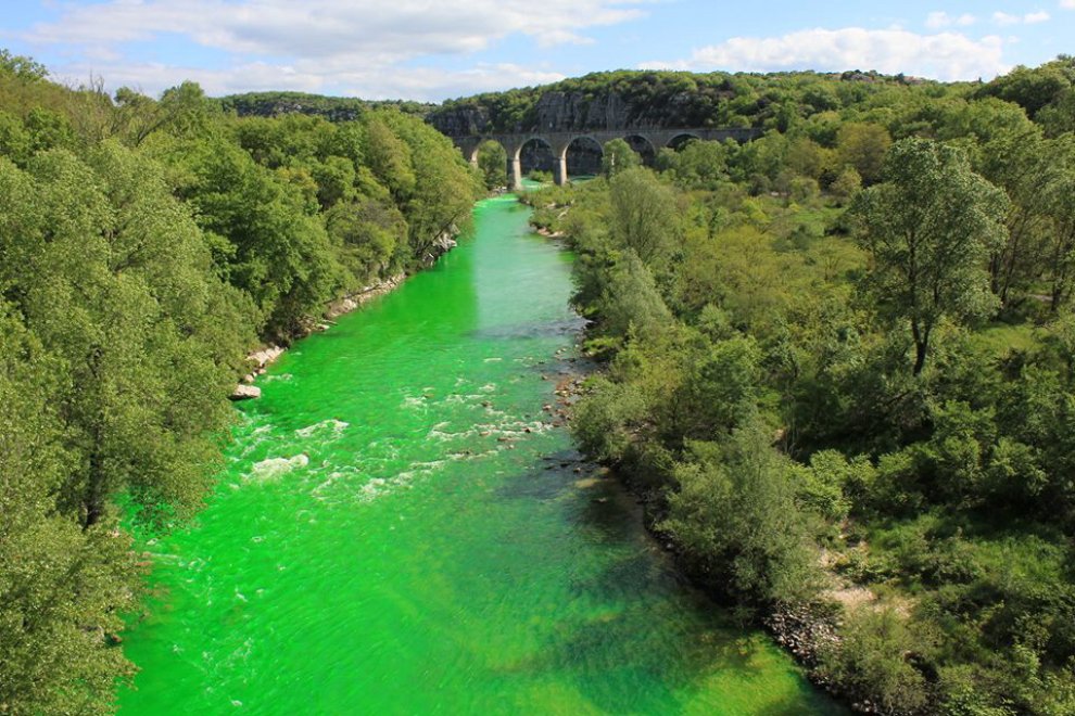 Francia, il fiume diventa verde fluorescente: la provocazione degli ...