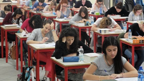 Scuola, migliorano i risultati degli studenti italiani. Boom di 100 e ...