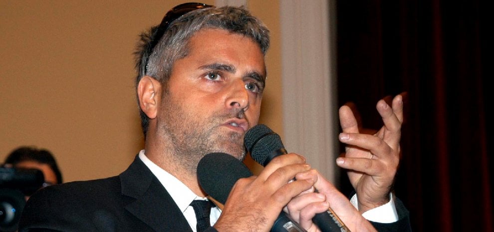 Enrico Lucci, addio alle Iene: passa a RaiDue - la Repubblica
