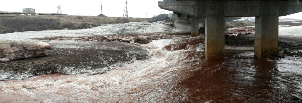 Russia, mistero sul fiume che cambia colore: il Daldykan diventa rosso ...