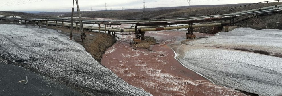 Russia, mistero sul fiume che cambia colore: il Daldykan diventa rosso ...