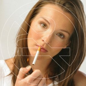 Ragazze Delle Superiori Che Fumano Sigarette Donne E Fumo: Dal Cinema