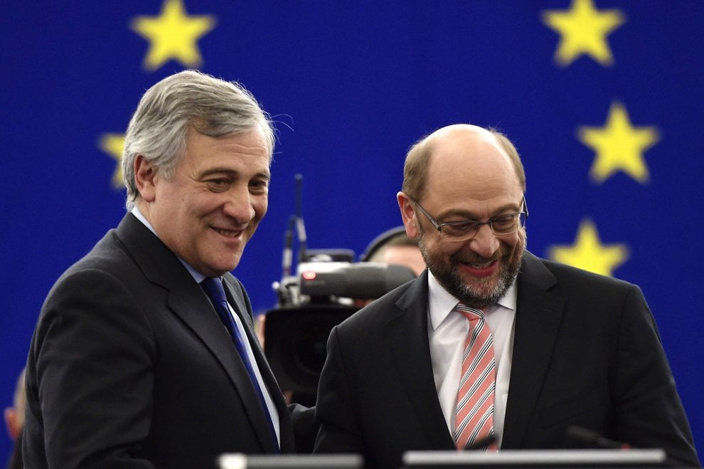 Tajani eletto presidente del Parlamento europeo: abbracci e selfie in ...