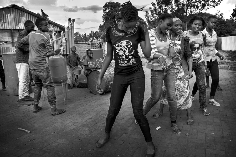 Nairobi, viaggio tra i Chokora: i bambini dello slum che vivono tra i ...