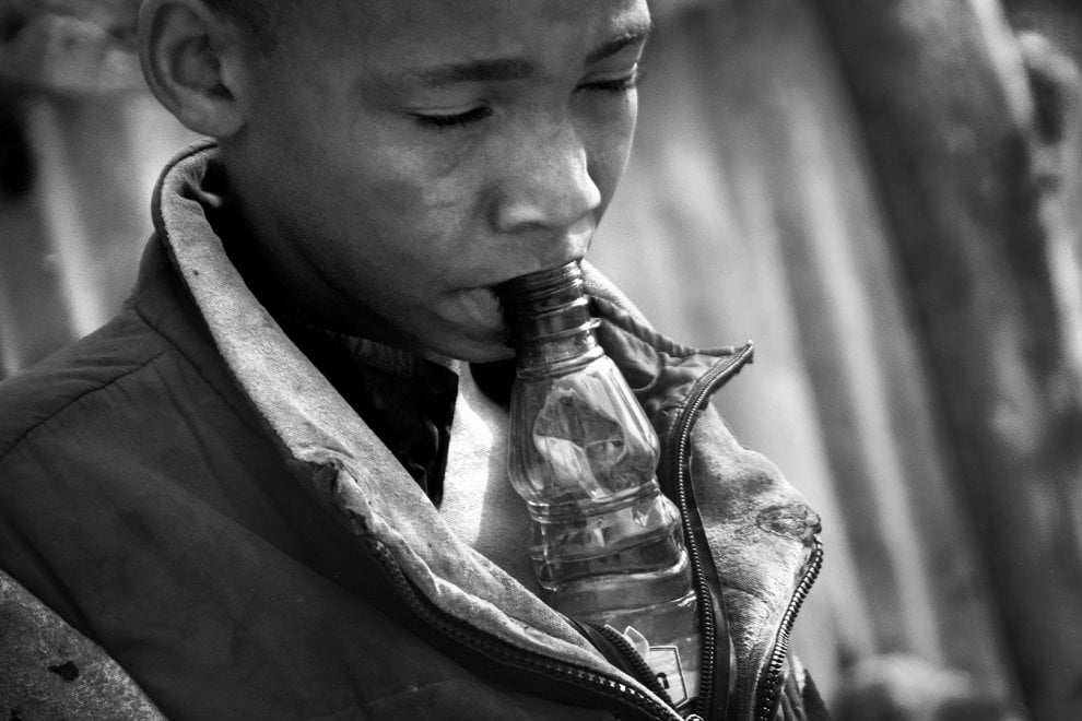 Nairobi, viaggio tra i Chokora: i bambini dello slum che vivono tra i ...
