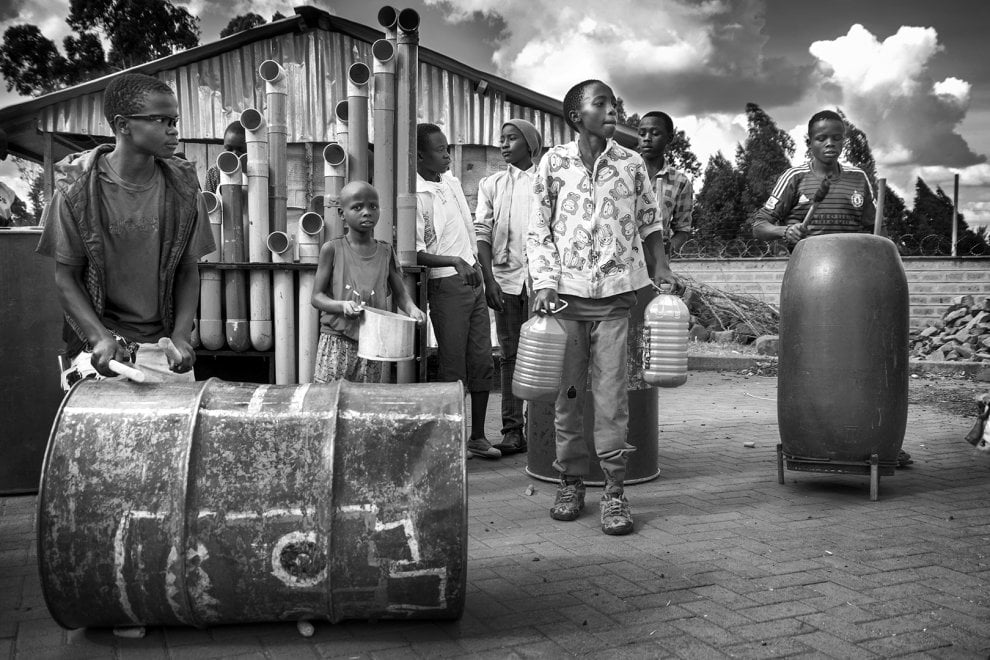 Nairobi, viaggio tra i Chokora: i bambini dello slum che vivono tra i ...
