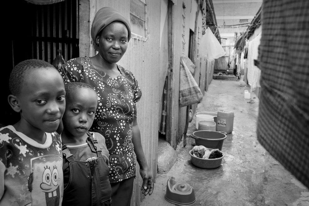 Nairobi, viaggio tra i Chokora: i bambini dello slum che vivono tra i ...