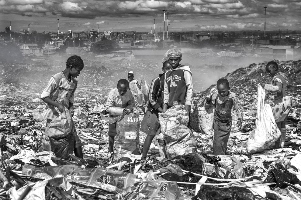 Nairobi, viaggio tra i Chokora: i bambini dello slum che vivono tra i ...