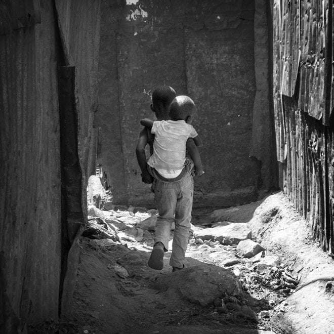 Nairobi, viaggio tra i Chokora: i bambini dello slum che vivono tra i ...