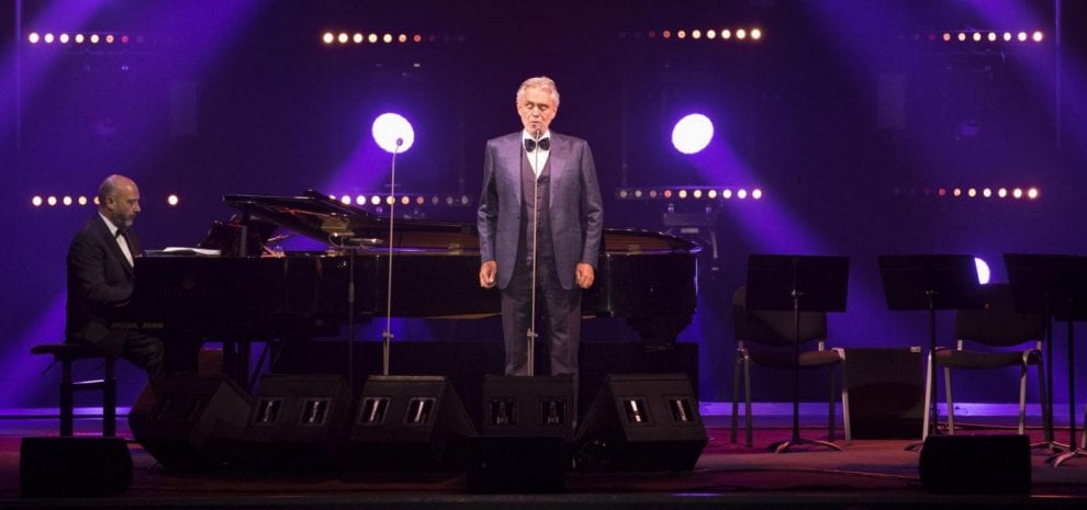 Andrea Bocelli, grande festa al Colosseo con le star, Paul Weller si fa ...
