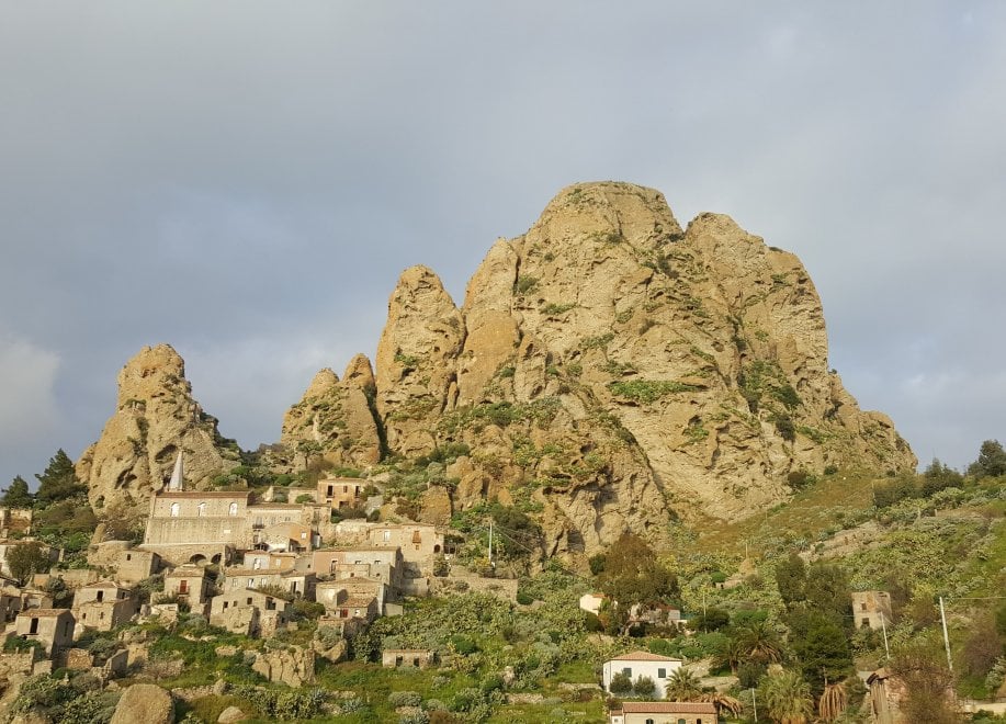 Cartoline da Pentedattilo: il borgo di artigiani e turisti (senza ...