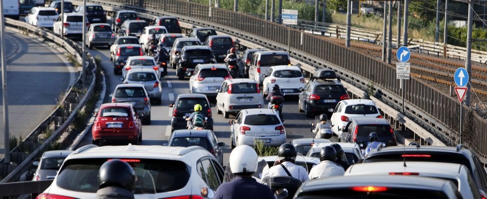 Emergenza traffico, troppe auto sulle strade italiane: siamo a 39 ...