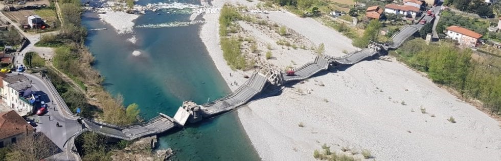 Italy bridge collapse: Two drivers survive : r/europe