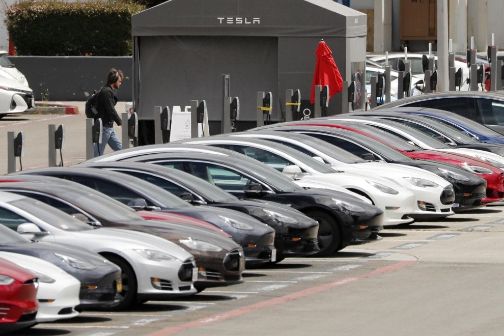 Tesla viola la legge e riapre la fabbrica - la Repubblica