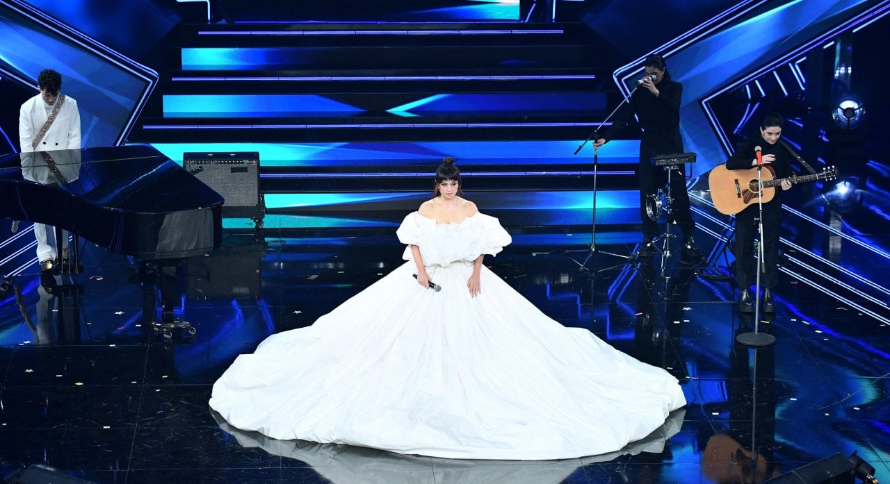 Sanremo 2021, da Ibra a Madame la fiera del bianco sul palco dell ...