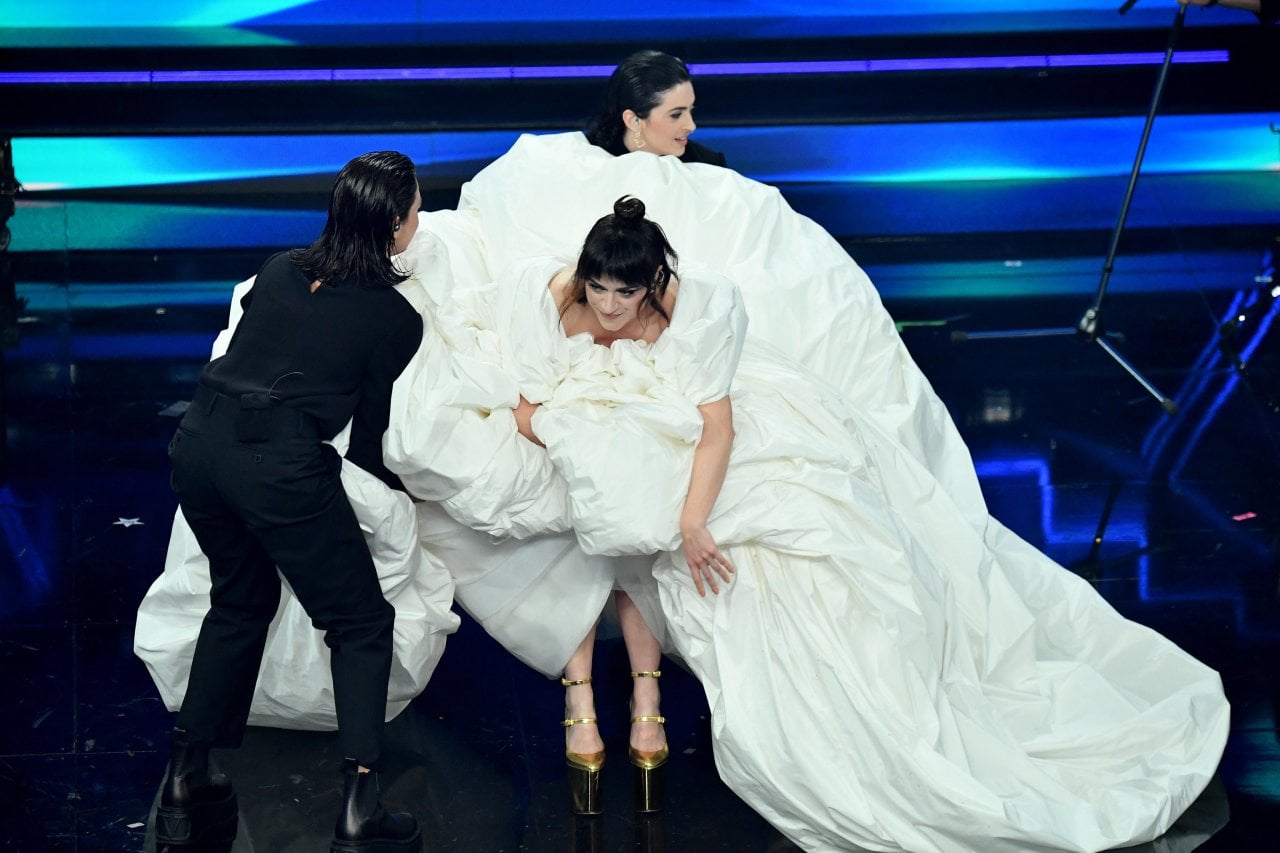 Sanremo 2021, da Ibra a Madame la fiera del bianco sul palco dell ...