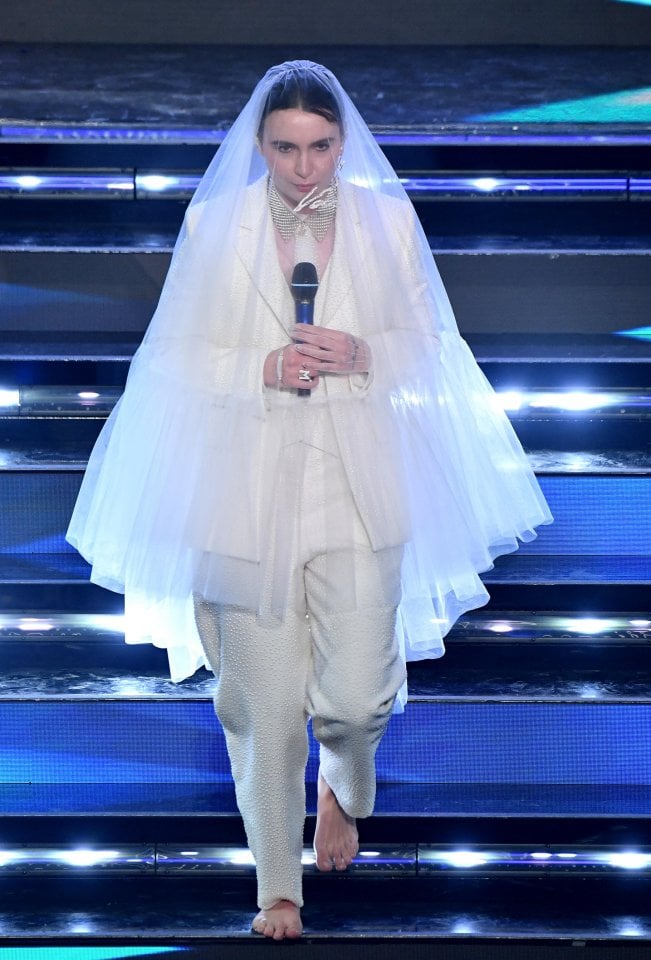 Sanremo 2021, da Ibra a Madame la fiera del bianco sul palco dell ...