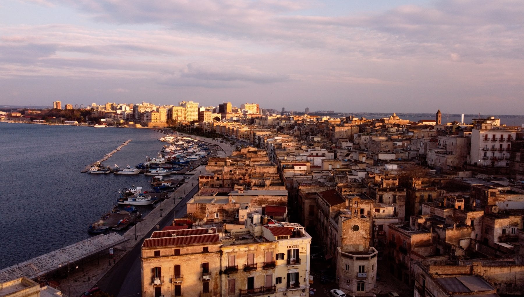 48 ore a... Taranto. Tra architettura, street art e stormi di ...