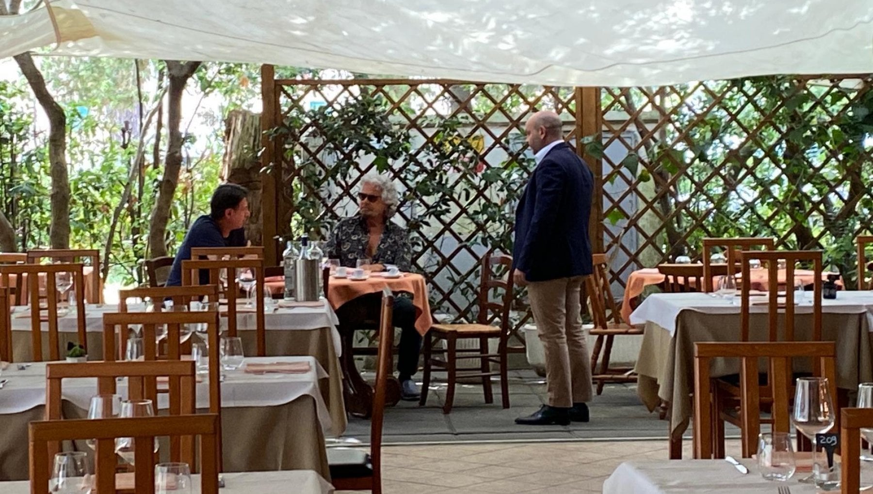 M5S, incontro Grillo-Conte a Marina di Bibbona: "E ora pensiamo al 2050 ...