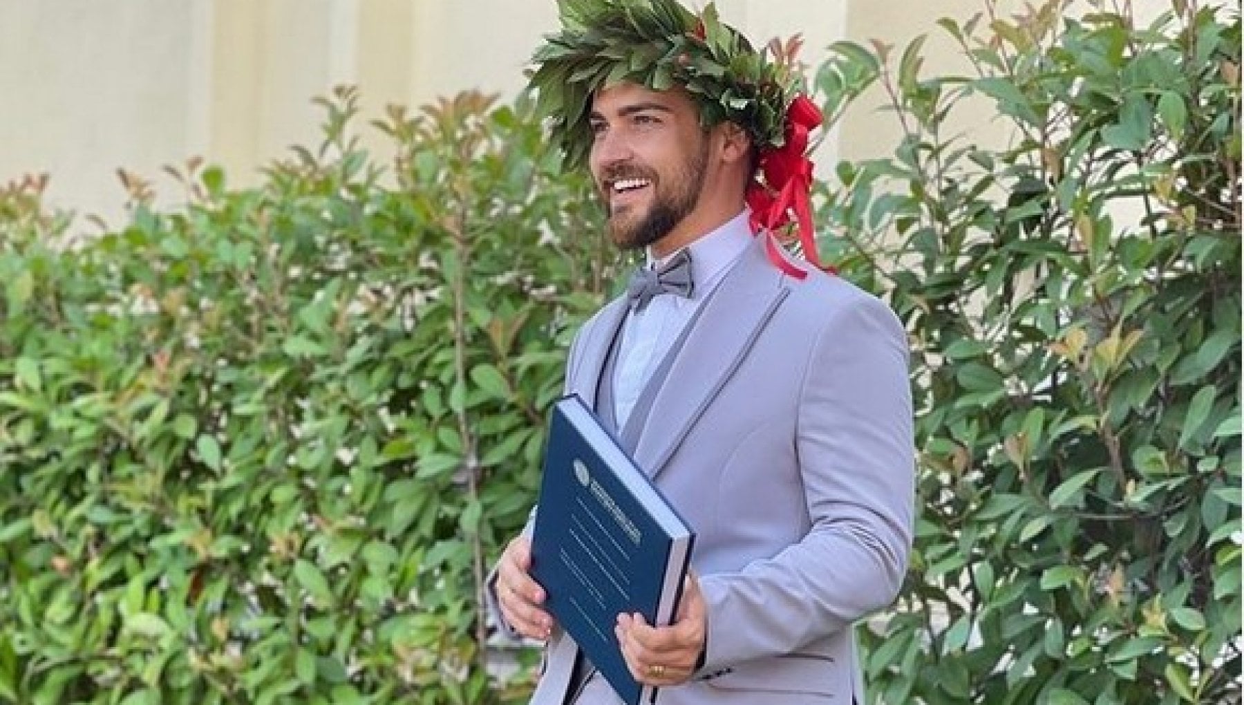 Valerio Scanu si è laureato: la dedica alla famiglia "e a chi ha sempre ...