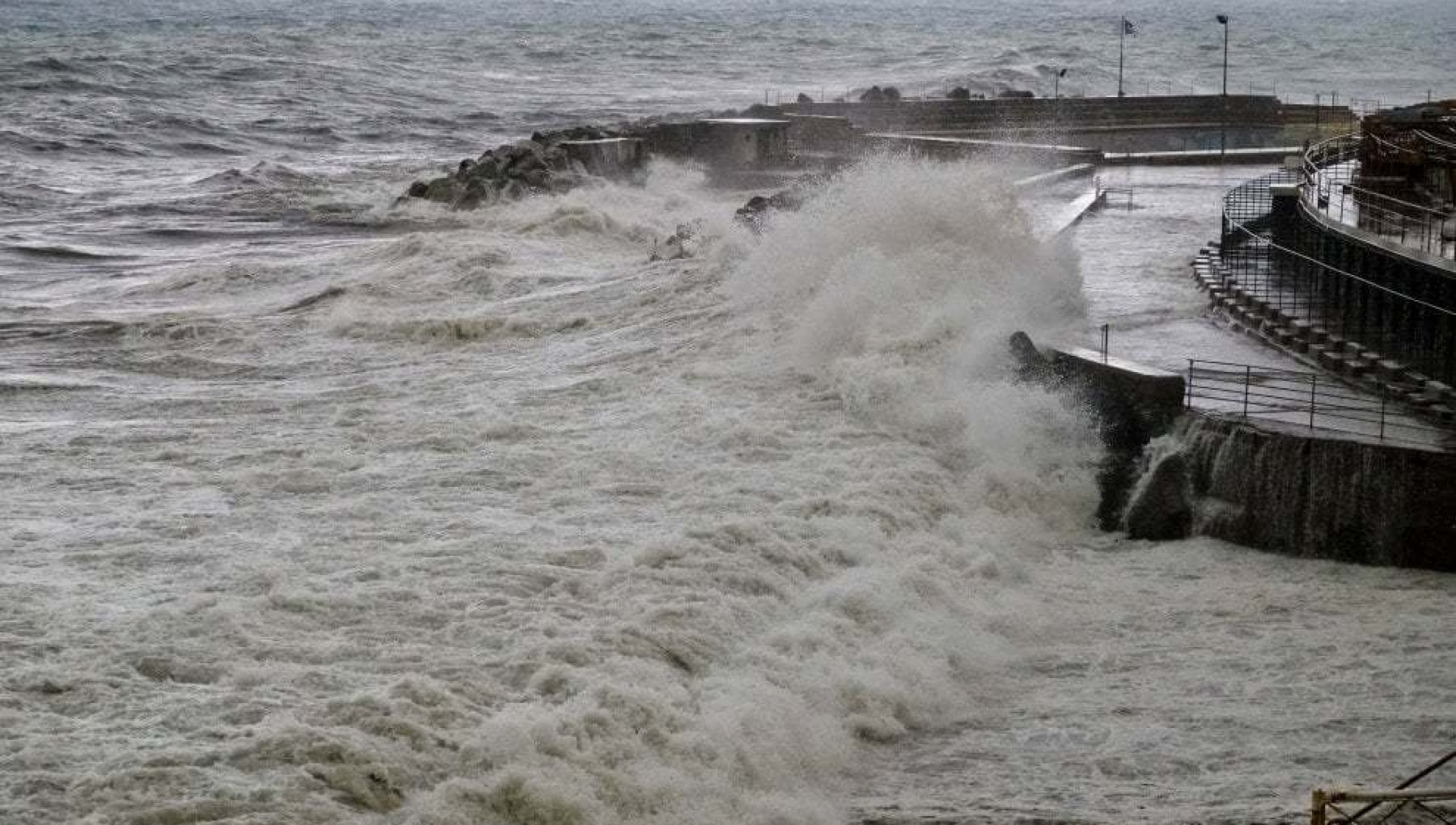 Barca In Tempesta Oceanica
