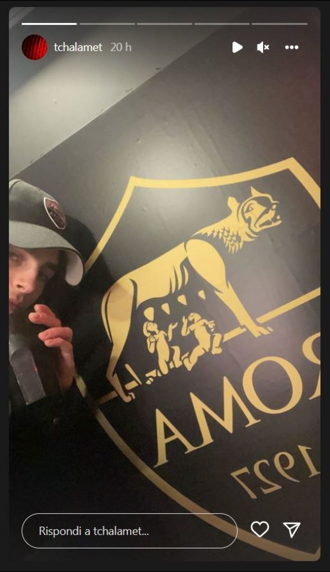 Timothée Chalamet all'Olimpico, foto e dedica con Mourinho - la Repubblica