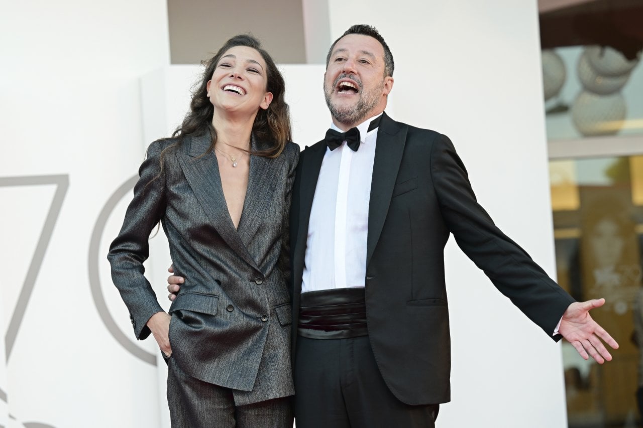 Salvini a Venezia, il bacio sul red carpet con la fidanzata Francesca ...