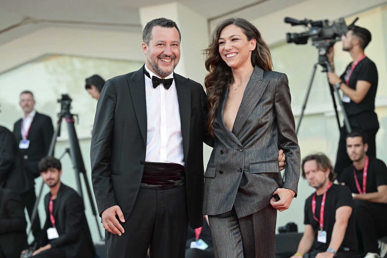 Salvini a Venezia, il bacio sul red carpet con la fidanzata Francesca ...