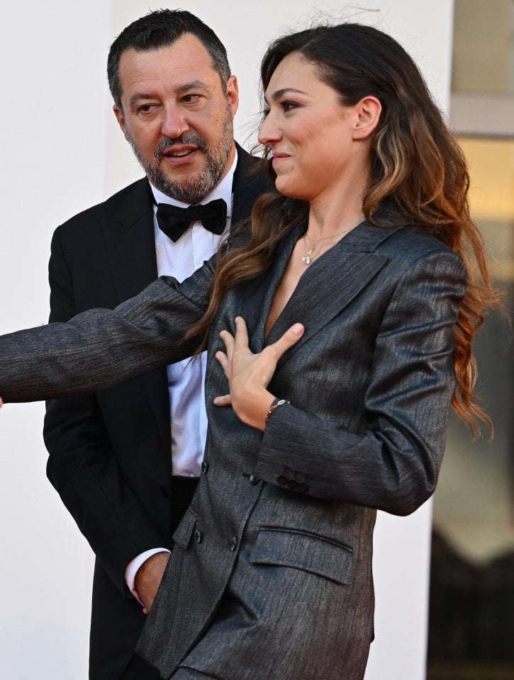 Salvini a Venezia, il bacio sul red carpet con la fidanzata Francesca ...