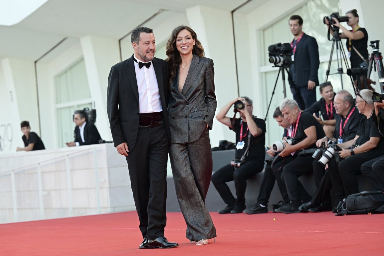 Salvini a Venezia, il bacio sul red carpet con la fidanzata Francesca ...