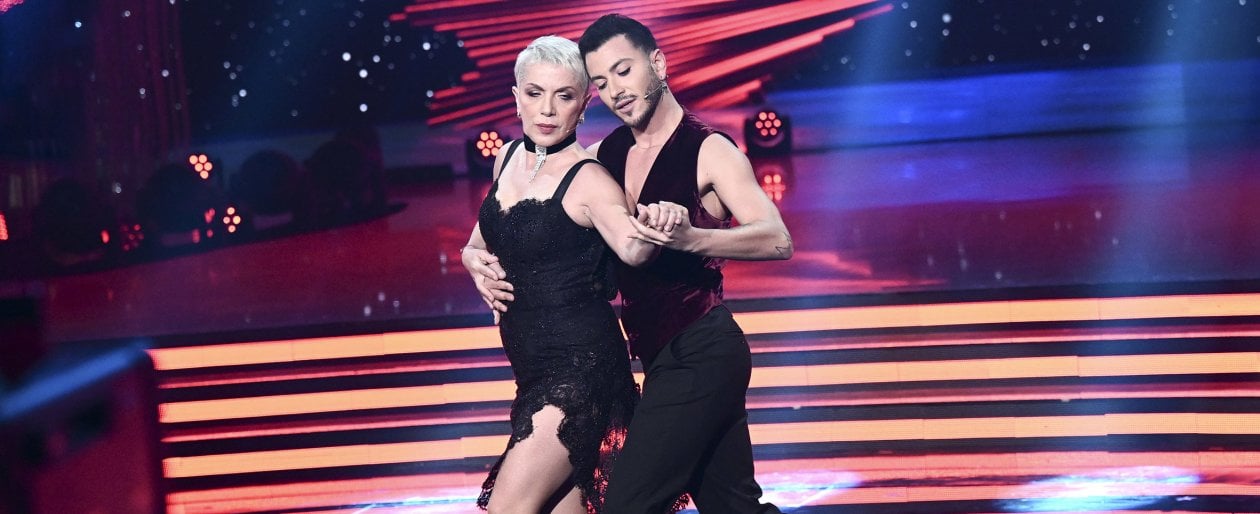 'Ballando con le stelle', Rosanna Banfi è in testa con Simone Casula ...
