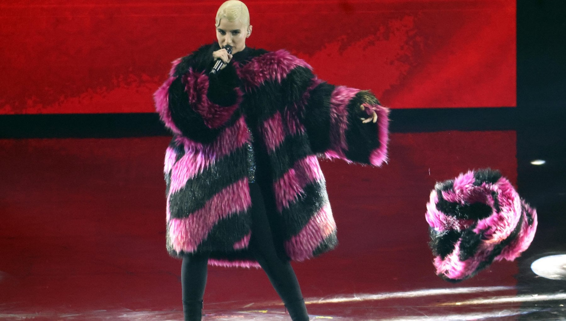 Beatrice Quinta, da X Factor con furore; resta nuda nella metropolitana ...