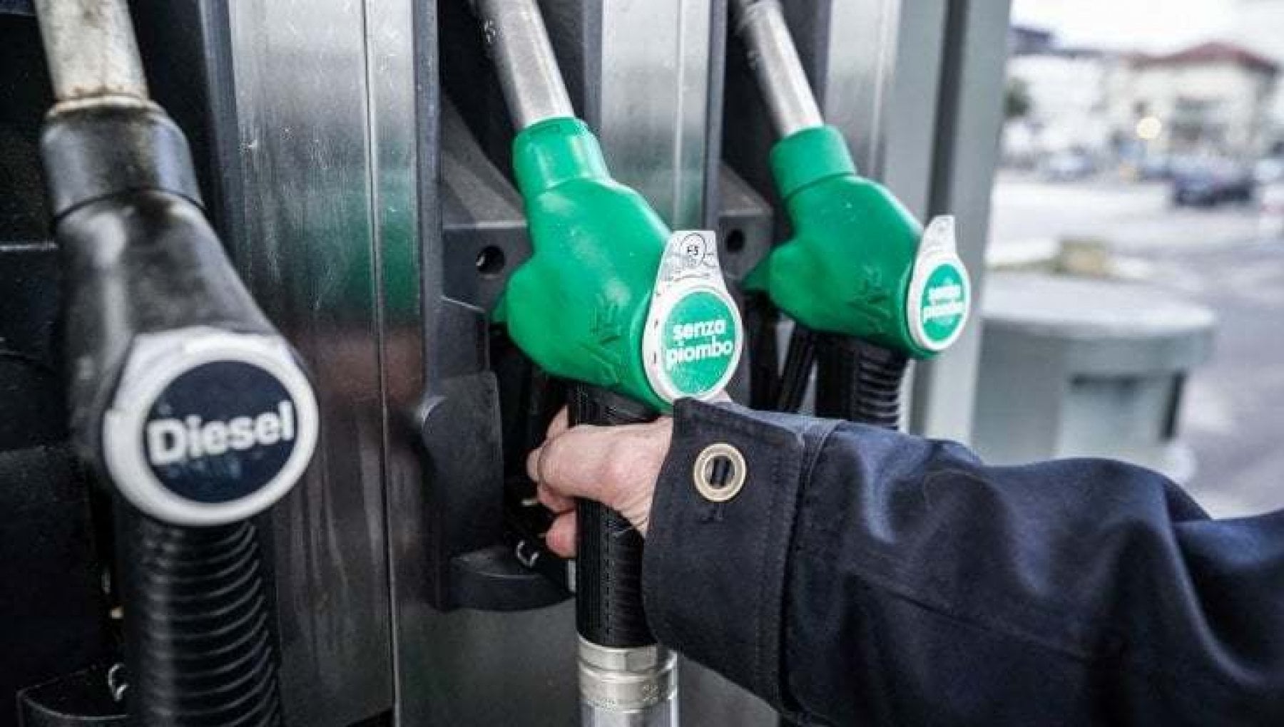 Carburante, prezzo del diesel inferiore a quello della benzina - la ...