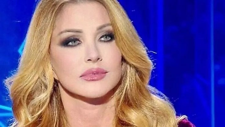Paola Ferrari si dissocia da Carlo De Benedetti e difende Meloni - la ...