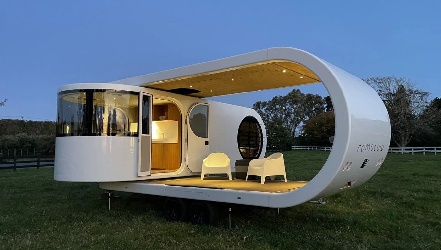 Romotow T8, il primo caravan rotante. Ecco l'incredibile trasformazione ...